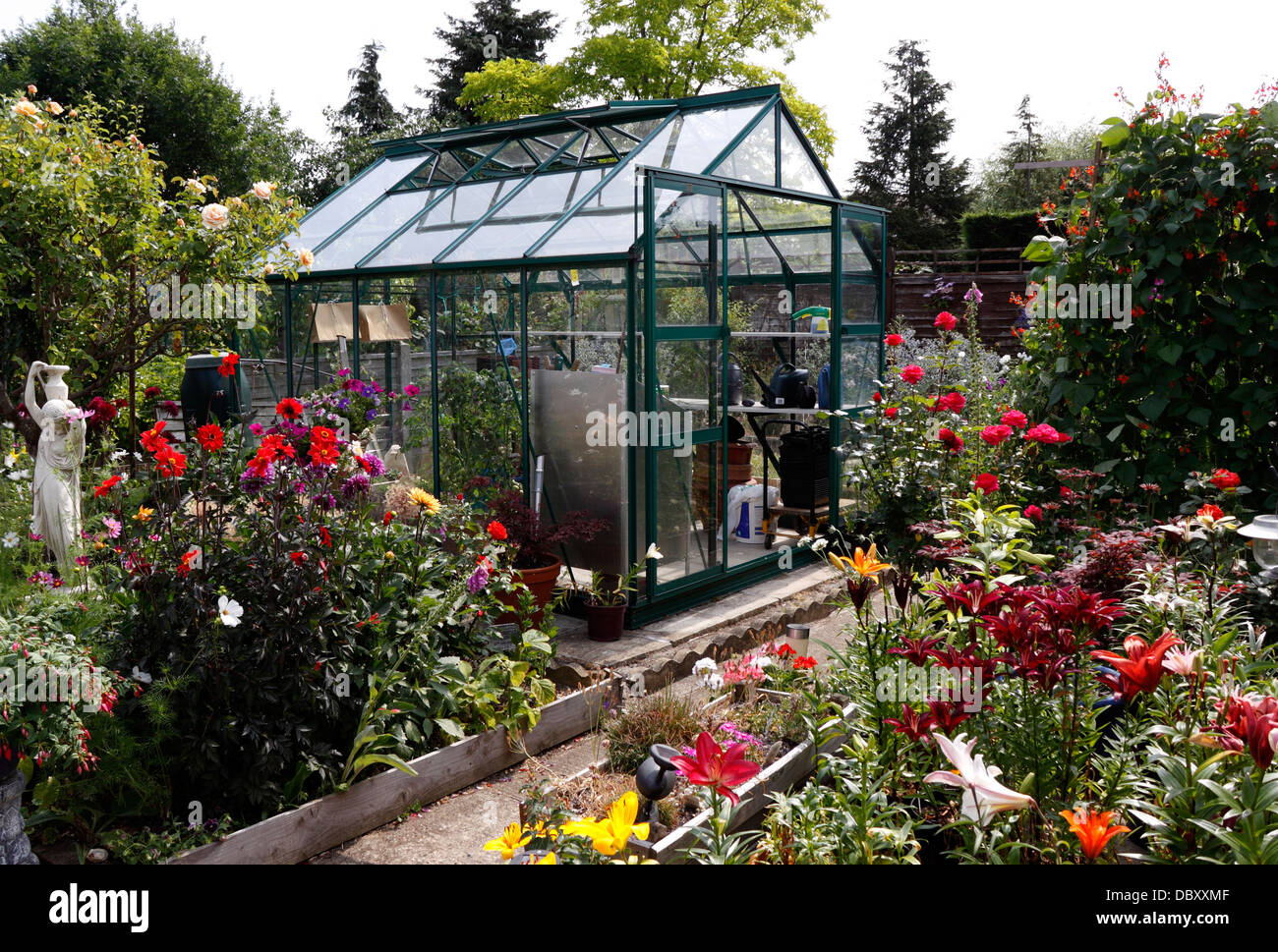 ENGLISH RURAL BACK GARDEN IN SUMMER Stock Photo - Alamy