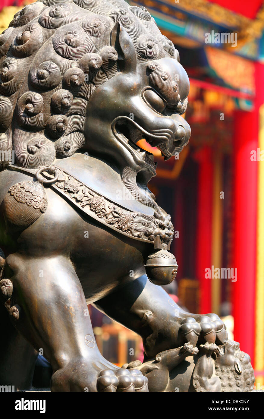 chinese lion statue Stock Photo - Alamy