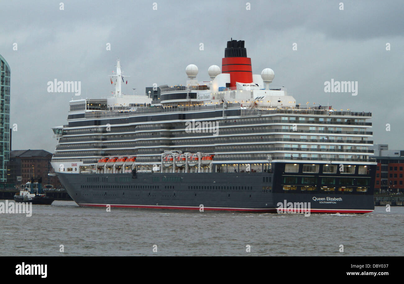 The Queen Elizabeth ocean liner arriving in Liverpool, ahead of ...