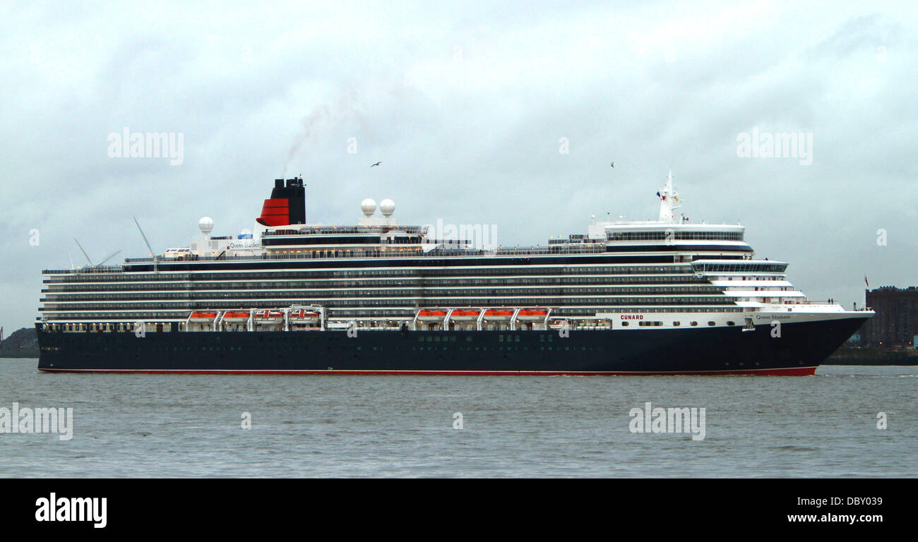 The Queen Elizabeth ocean liner arriving in Liverpool, ahead of ...
