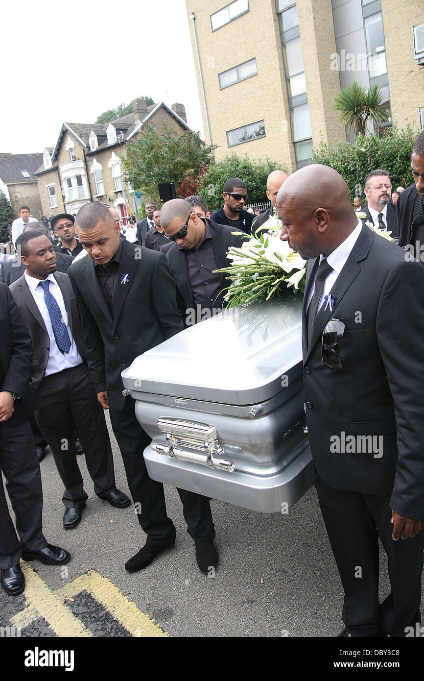 Coffin The funeral cortege of Mark Duggan making its way to the New ...