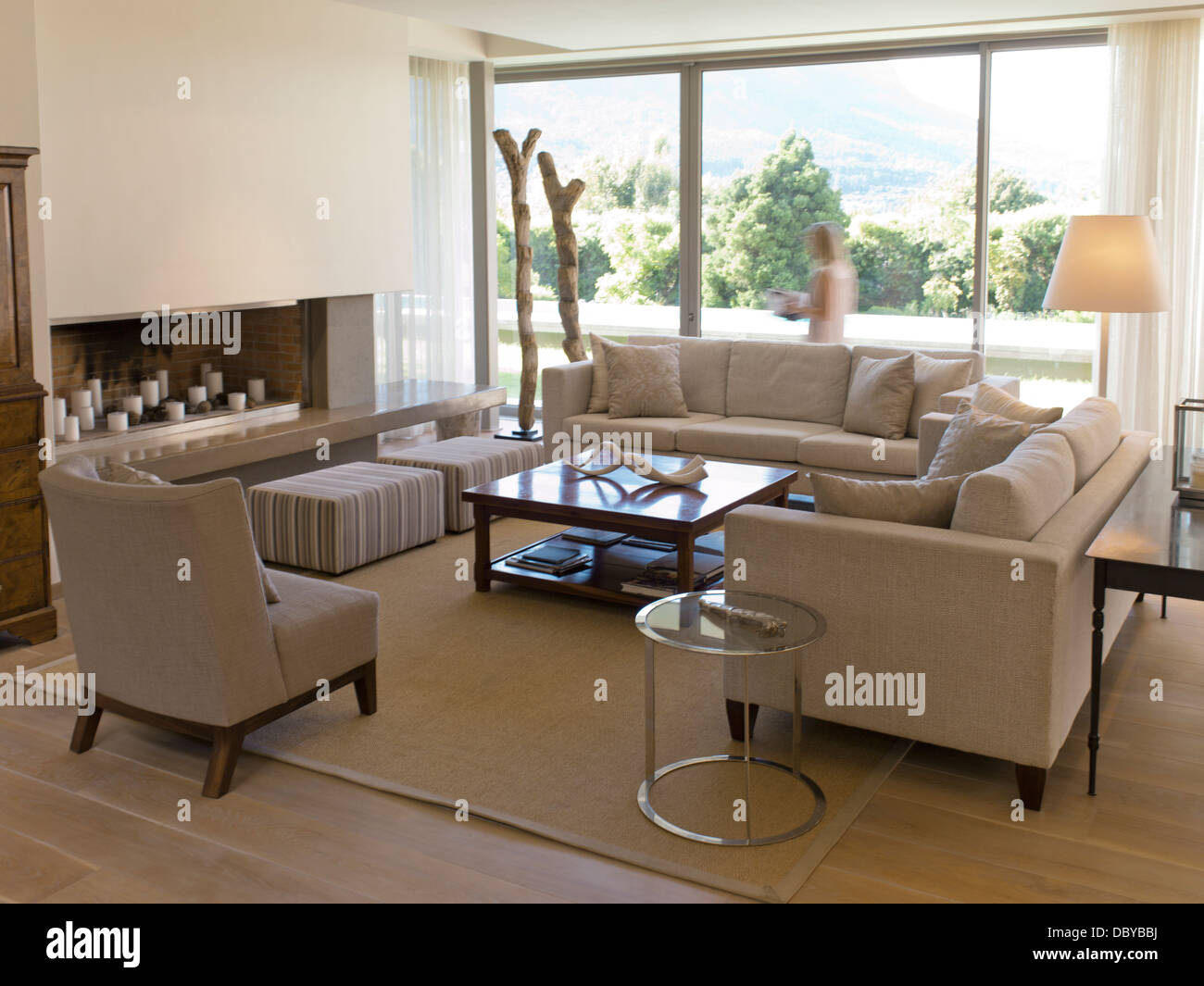 Woman walking into room hi-res stock photography and images - Alamy