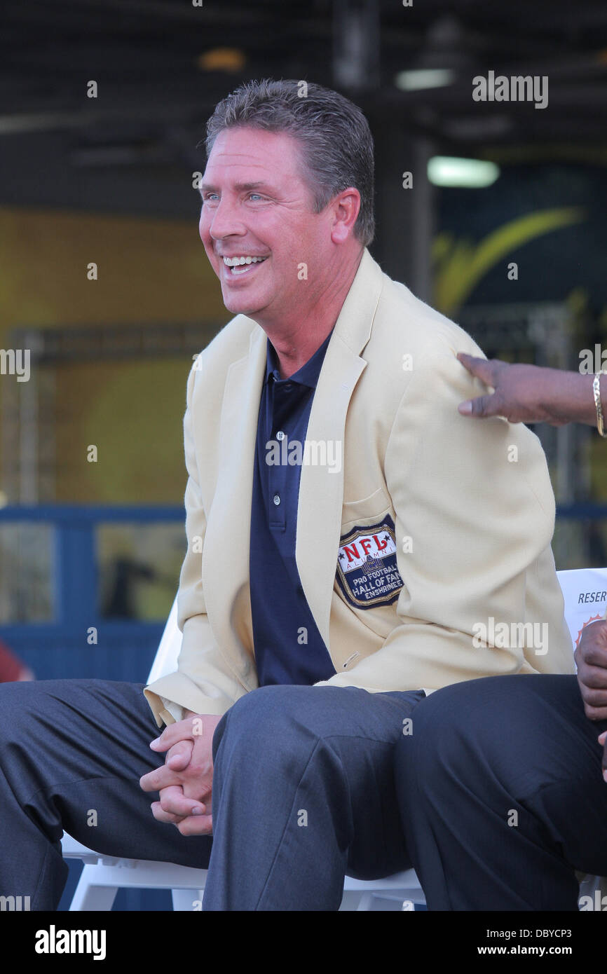 Dan Marino Statue dedication for Joe Robbie before the Miami Dolphins ...