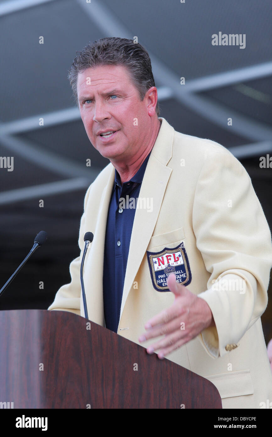 Dan Marino Statue dedication for Joe Robbie before the Miami Dolphins ...