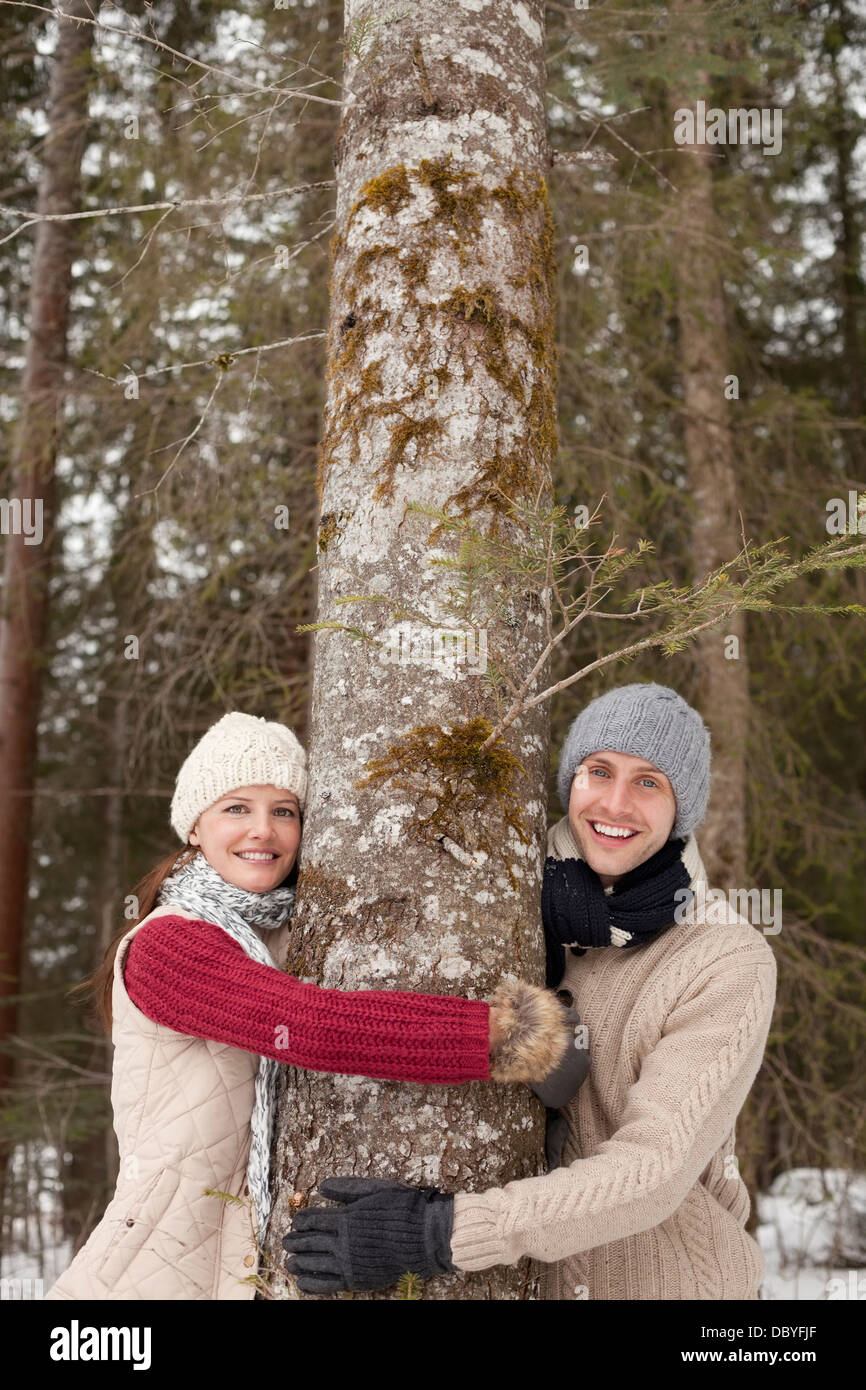 Couple hugging tree hi-res stock photography and images - Alamy