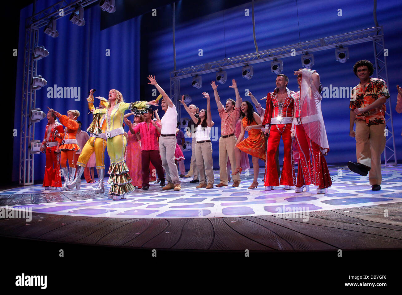 Lisa Brescia and cast Mamma Mia! celebrates becoming the 10th longest ...