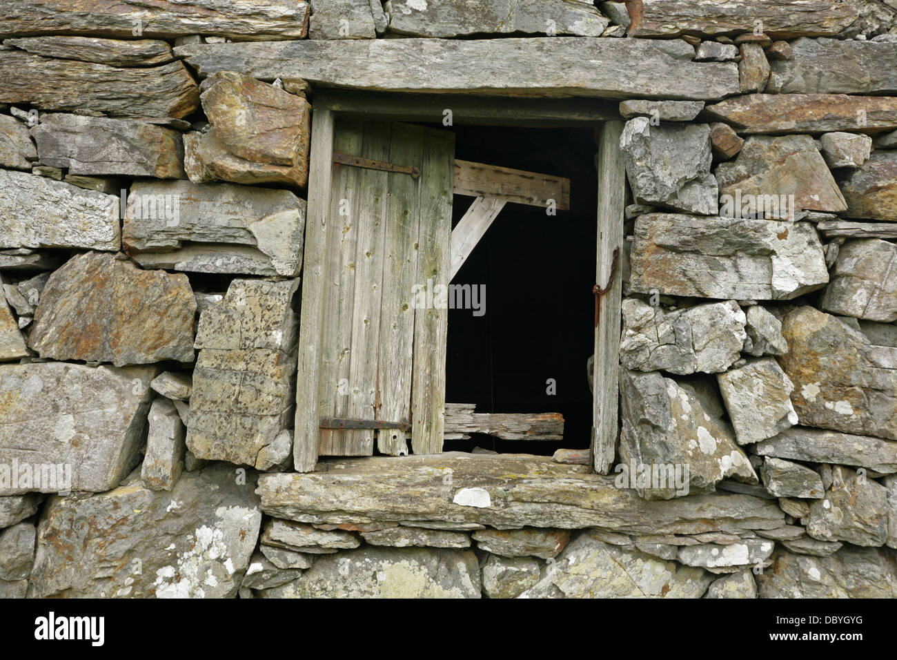 Window in side stone wall hi-res stock photography and images - Alamy