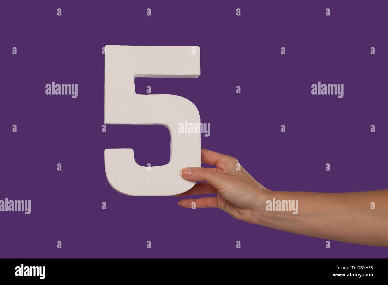 Female hand holding up the number 5 from the right Stock Photo - Alamy