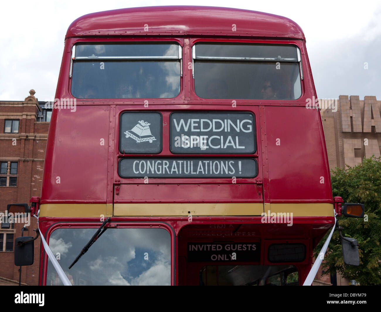 London wedding bus hi-res stock photography and images - Alamy