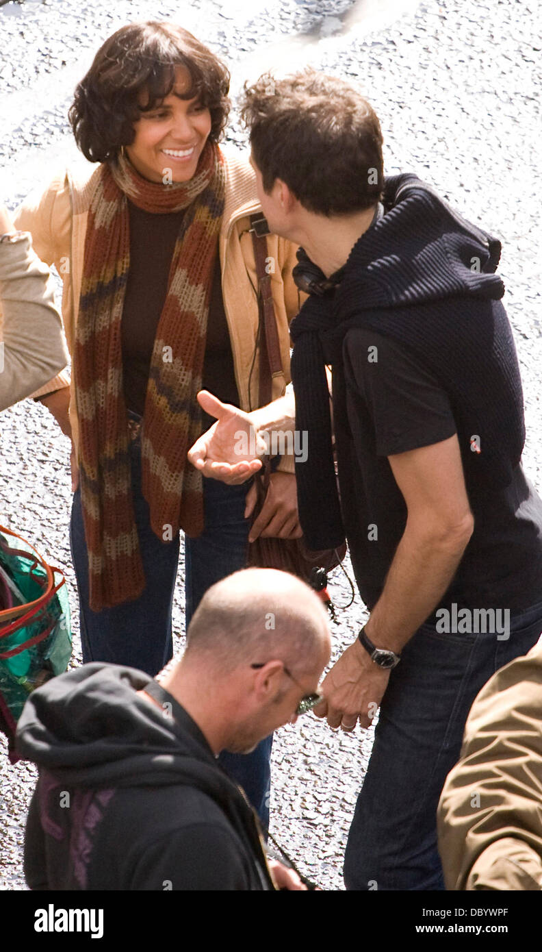 Halle berry on film set hi-res stock photography and images - Alamy