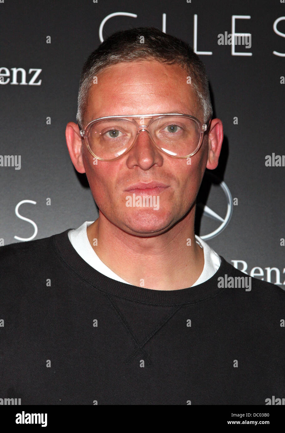 Giles Deacon London Fashion Week Spring/Summer 2012 - Giles Deacon ...