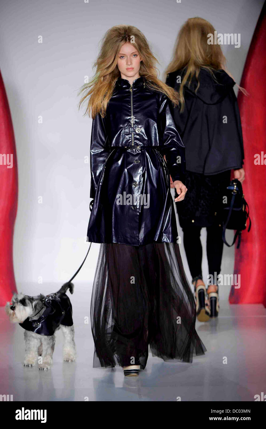 Model London Fashion Week Spring/Summer 2012 - Mulberry - Catwalk ...