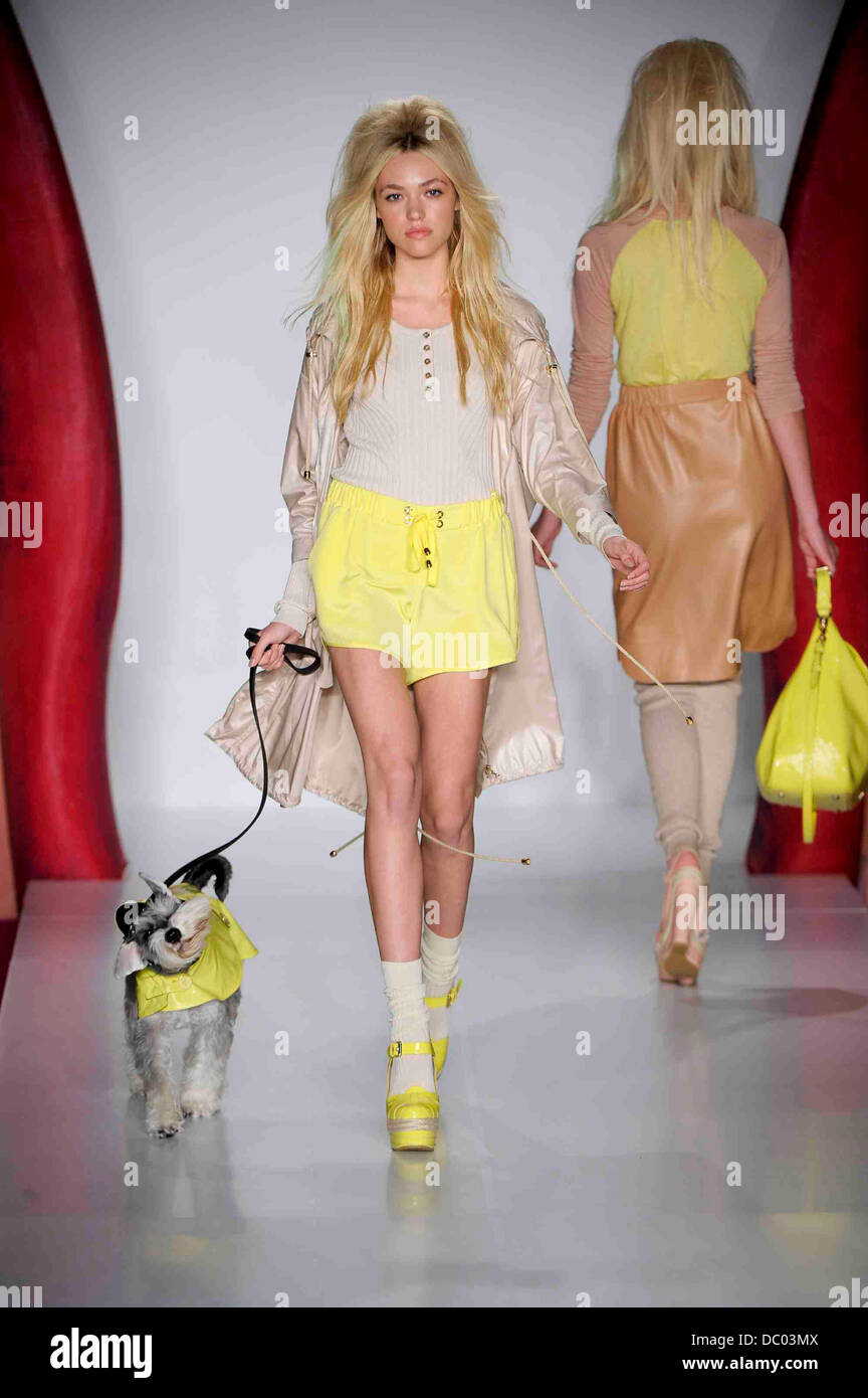 Model London Fashion Week Spring/Summer 2012 - Mulberry - Catwalk ...