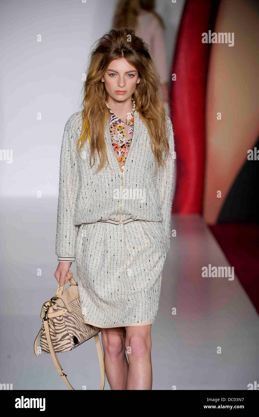 Model London Fashion Week Spring/Summer 2012 - Mulberry - Catwalk ...