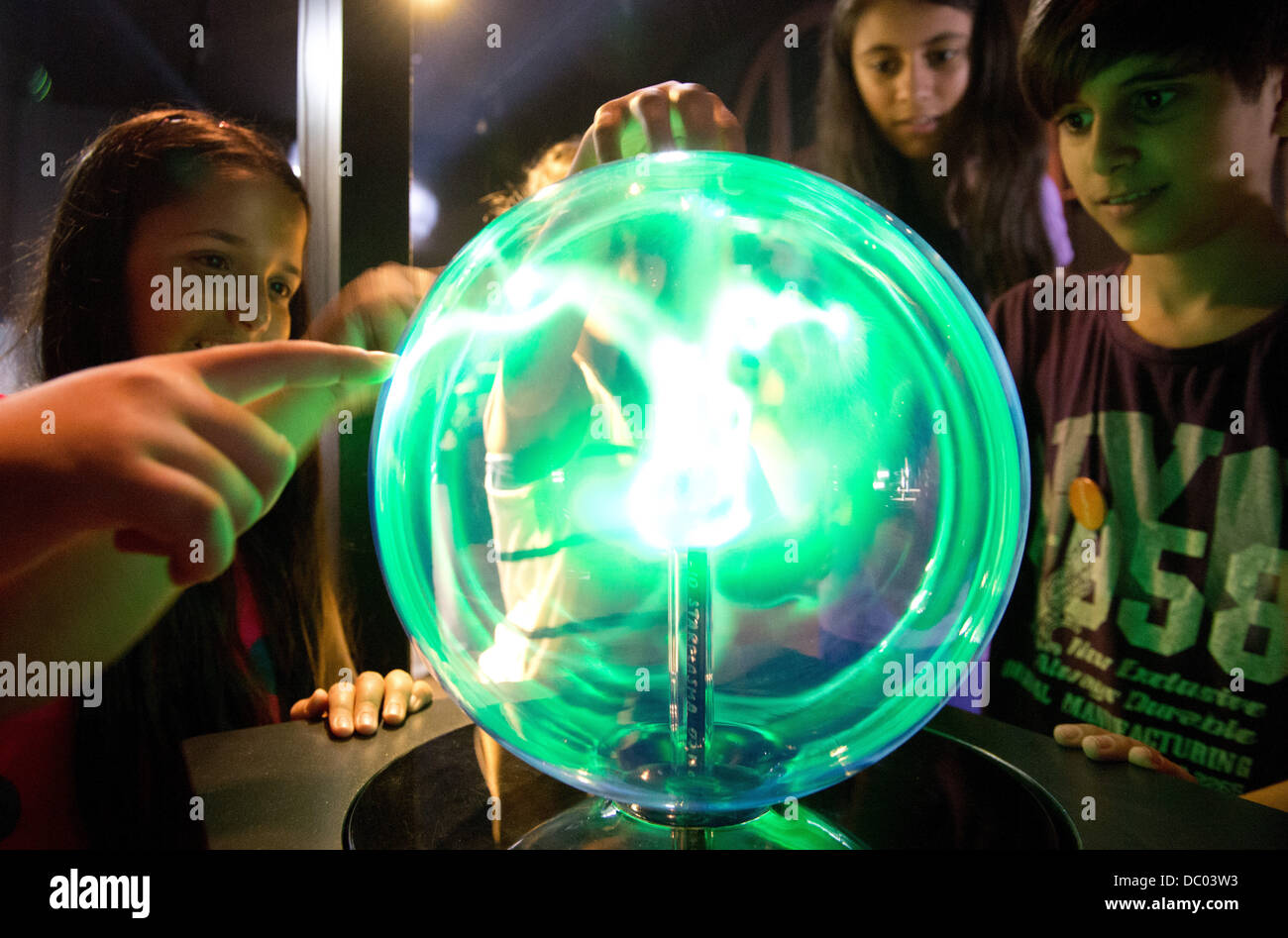 Berlin, Germany. 06th Aug, 2013. Children experiment at the Science ...