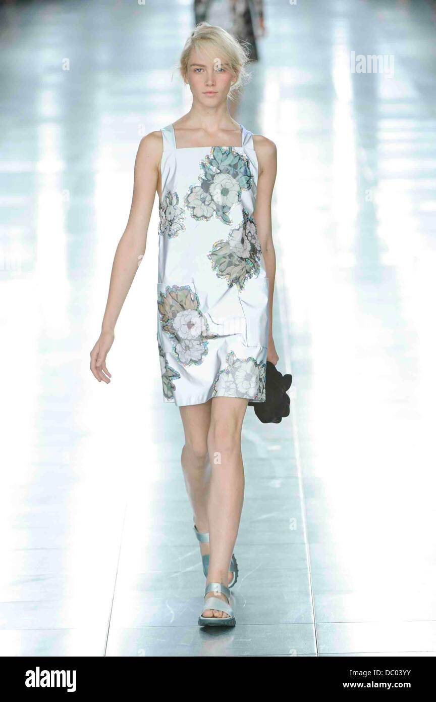 Model London Fashion Week Spring/Summer 2012 - Christopher Kane ...