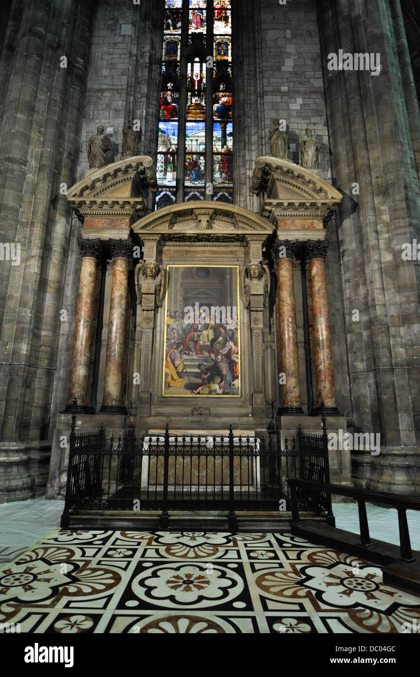 Piazza del duomo milan column hi-res stock photography and images - Alamy
