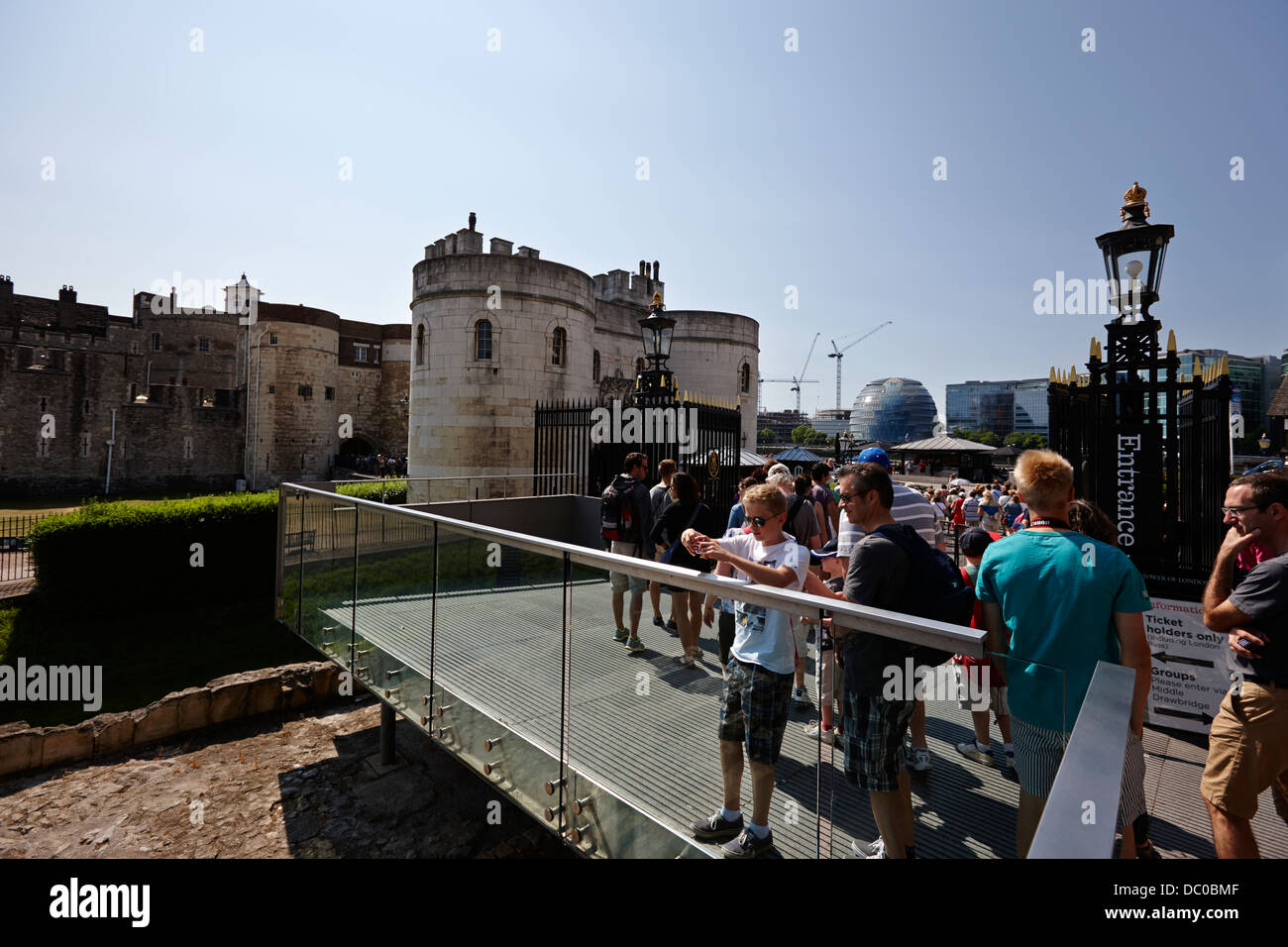 Tourists visiting tower of london hi-res stock photography and images ...