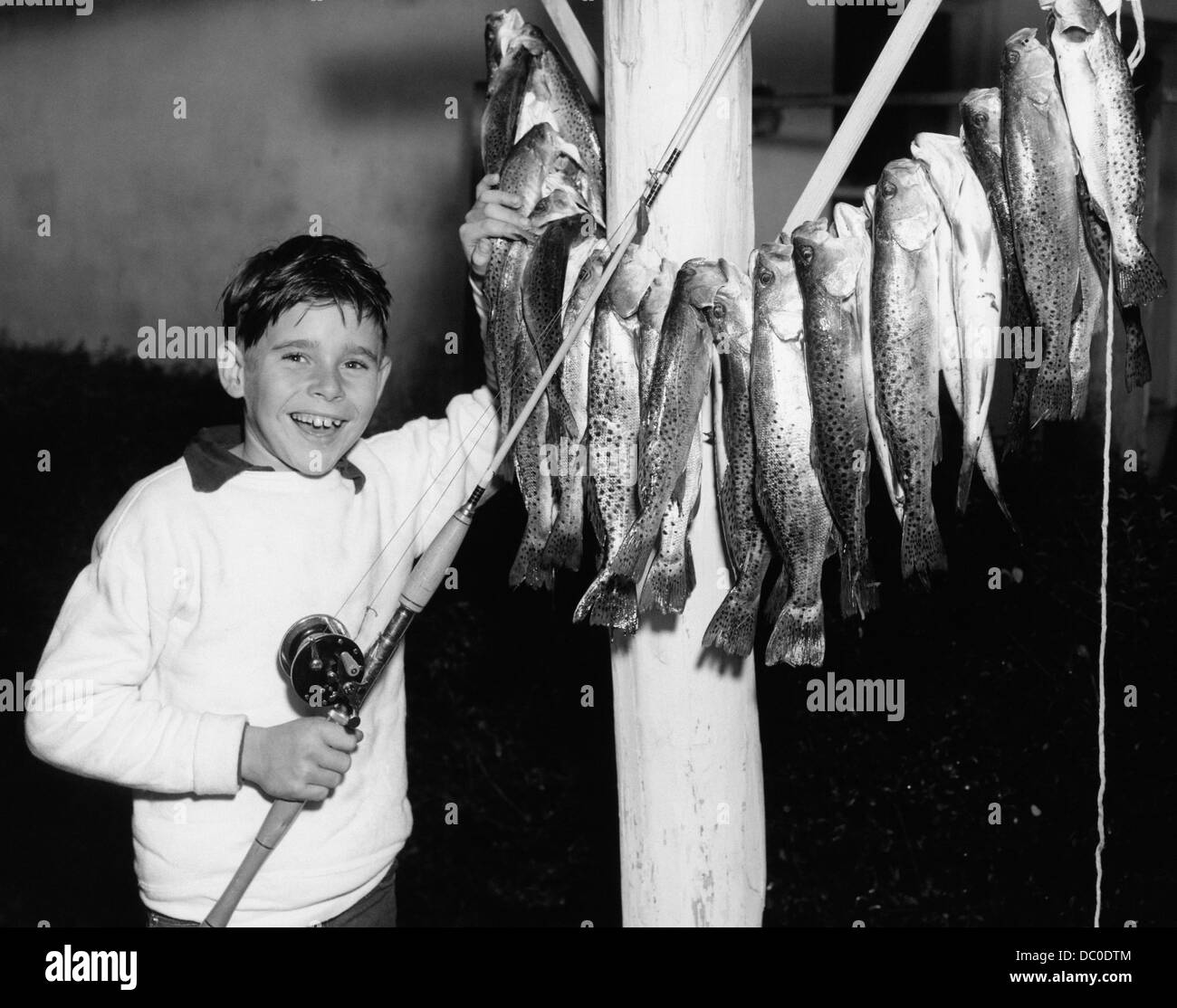 Boys fishing 1950's hi-res stock photography and images - Alamy