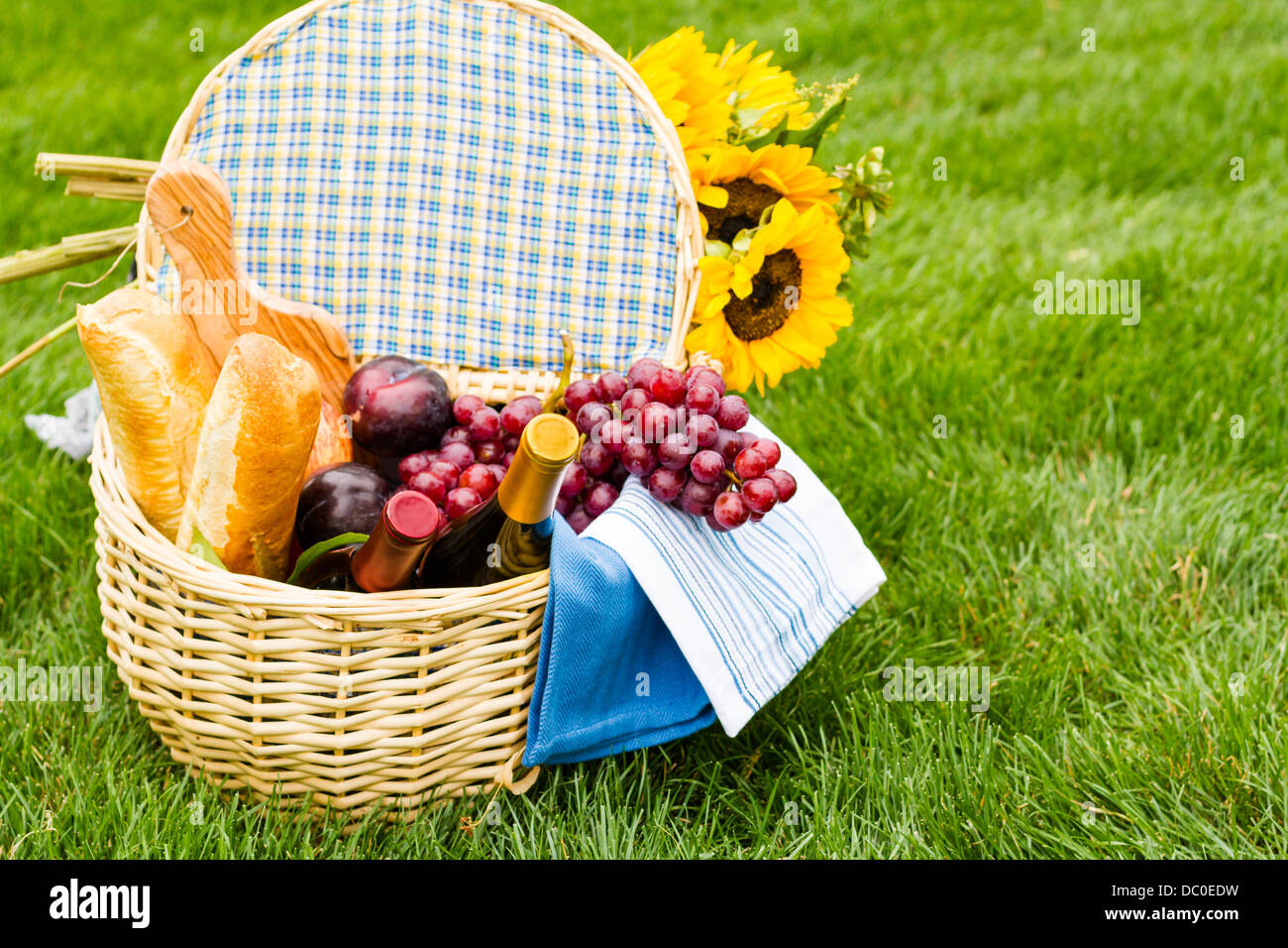 Summer picnic with a basket of food in the park Stock Photo - Alamy
