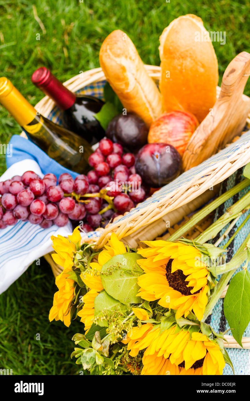Summer picnic with a basket of food in the park Stock Photo - Alamy