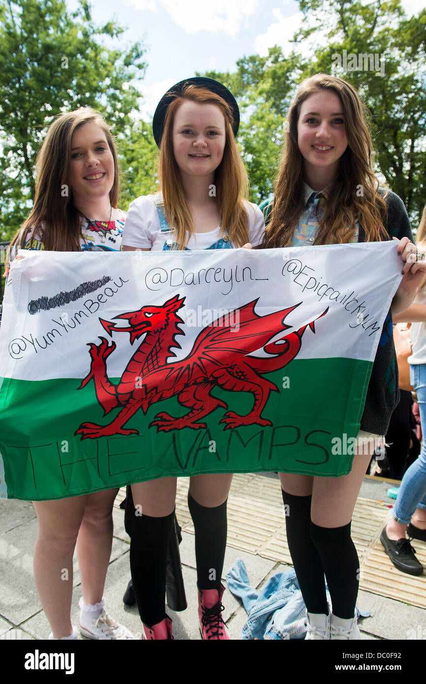 Boy band fans hi-res stock photography and images - Alamy