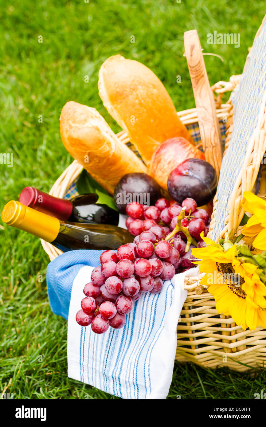 Summer picnic with a basket of food in the park Stock Photo - Alamy