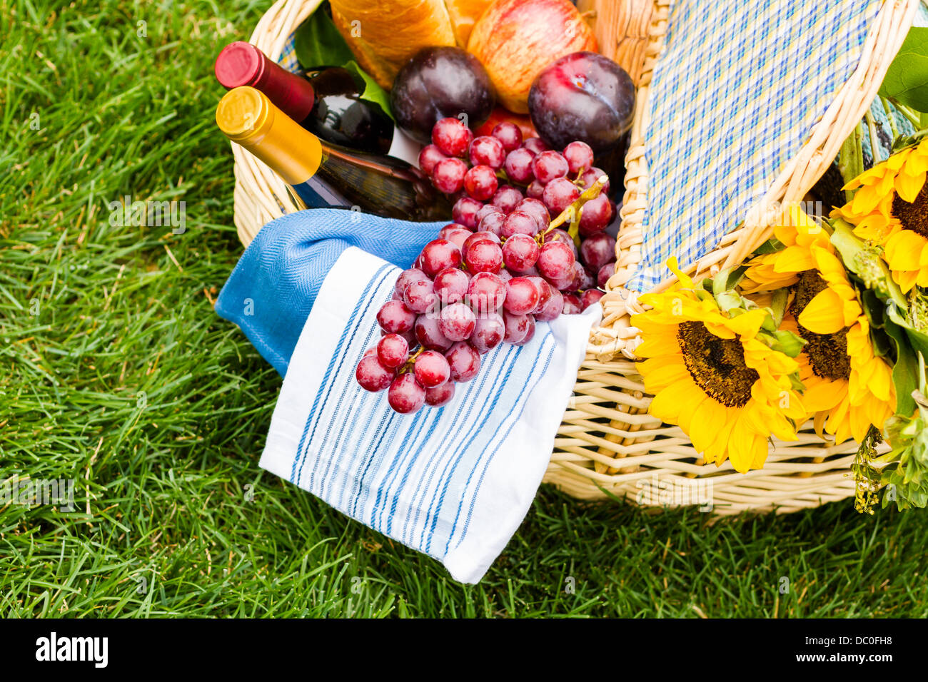 Summer picnic with a basket of food in the park Stock Photo - Alamy