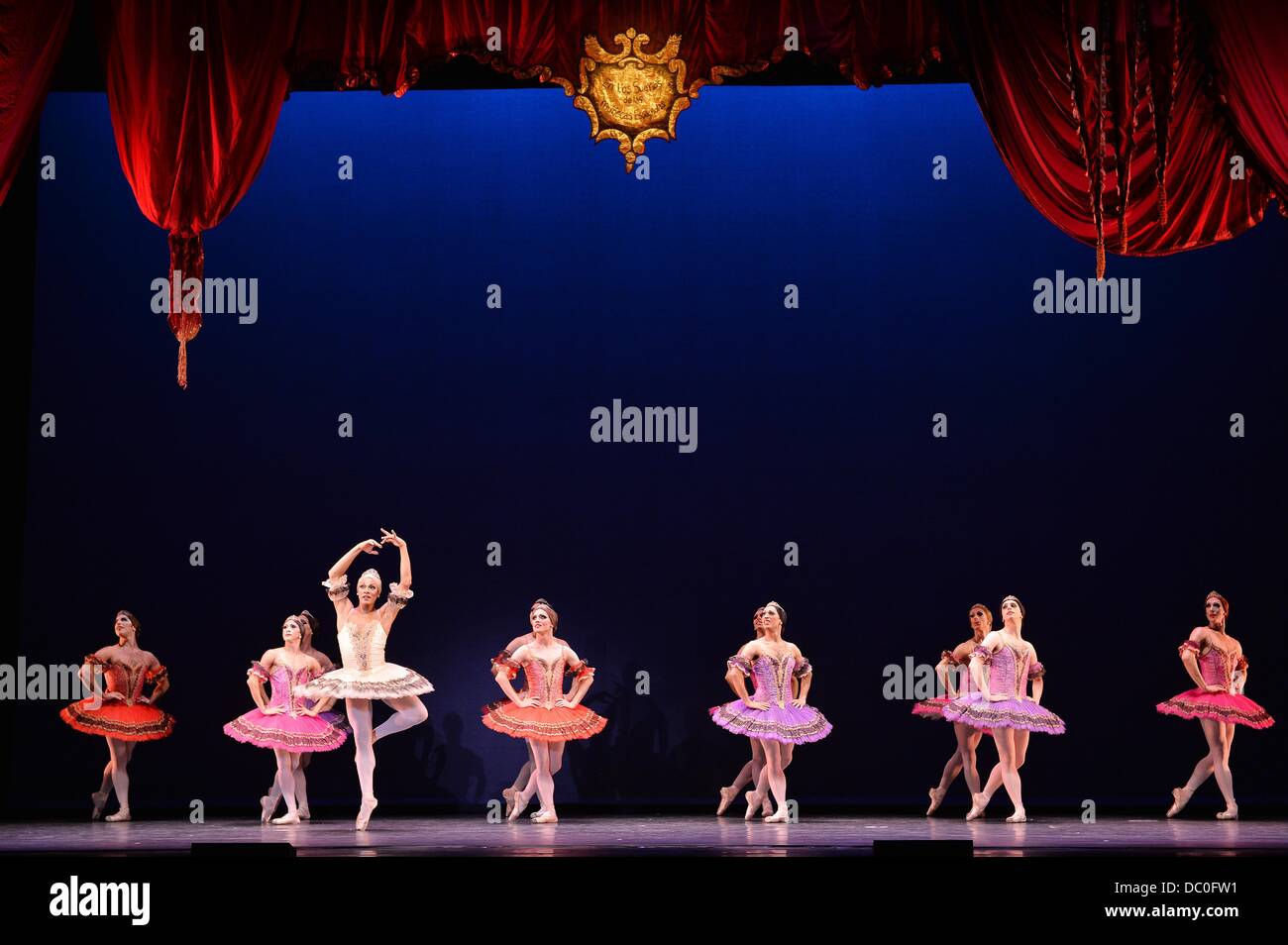 Berlin, Germany. 06th Aug, 2013. Dancers with soloist Robert Carter as ...