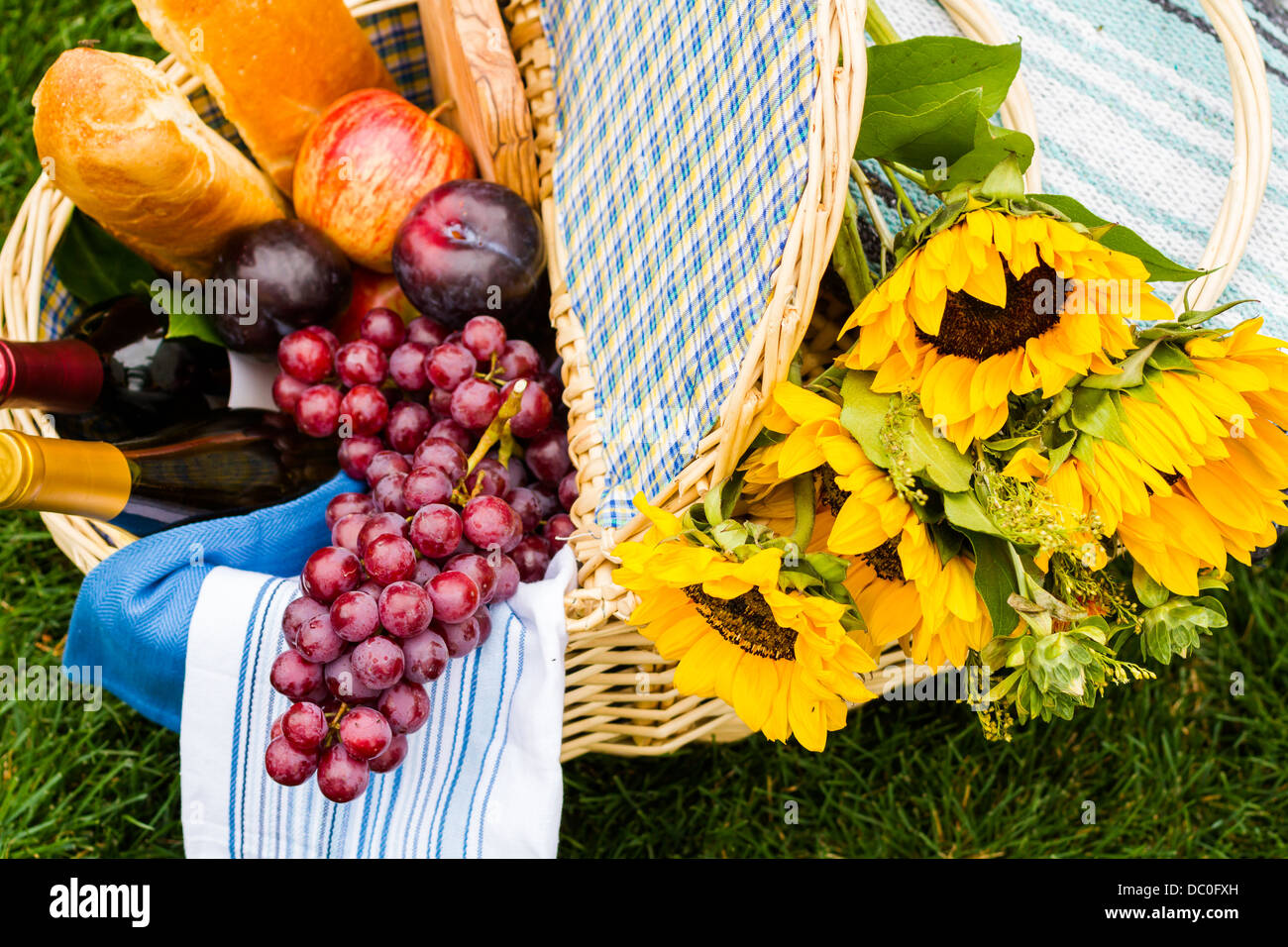 Summer picnic with a basket of food in the park Stock Photo - Alamy