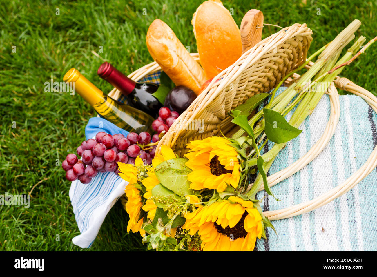 Summer picnic with a basket of food in the park Stock Photo - Alamy