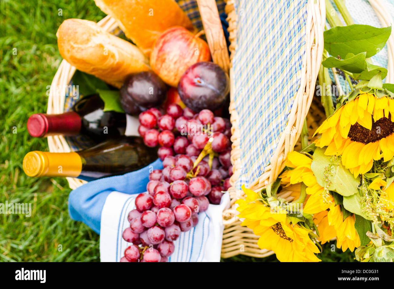 Summer picnic with a basket of food in the park Stock Photo - Alamy