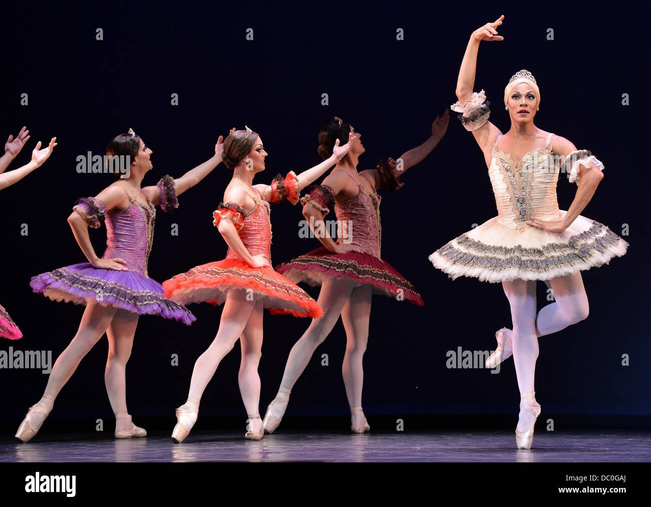 Berlin, Germany. 06th Aug, 2013. Dancers with soloist Robert Carter as ...