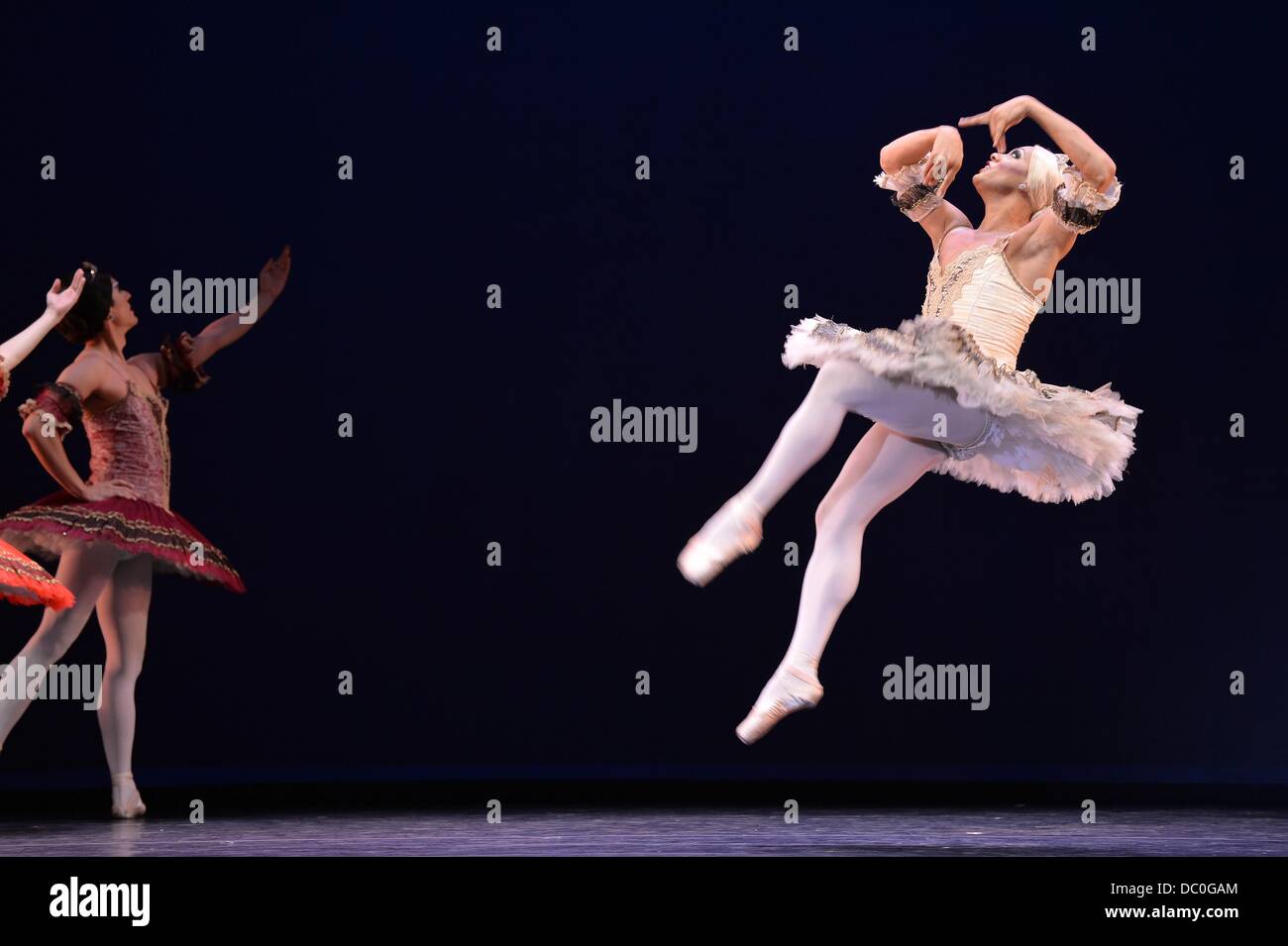 Berlin, Germany. 06th Aug, 2013. Dancers with soloist Robert Carter as ...