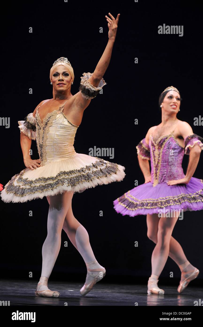 Berlin, Germany. 06th Aug, 2013. Dancers with soloist Robert Carter as ...