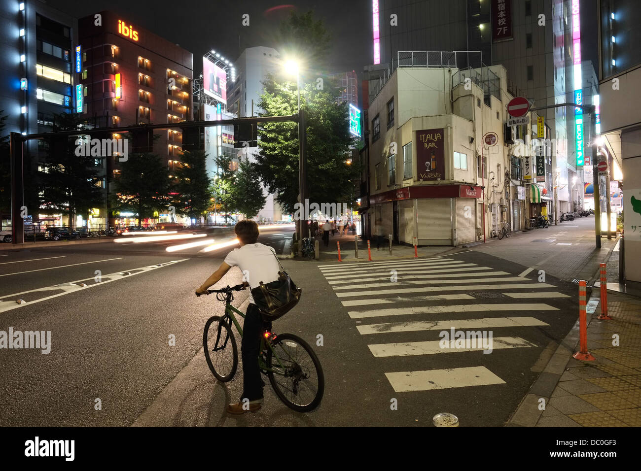 Bicycle rider at night in Shinjuku, Tokyo, Japan Stock Photo - Alamy