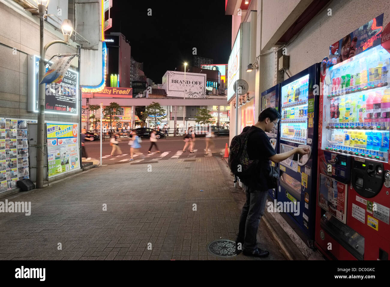 Vending machine in Shinjuku, Tokyo, Japan Stock Photo - Alamy