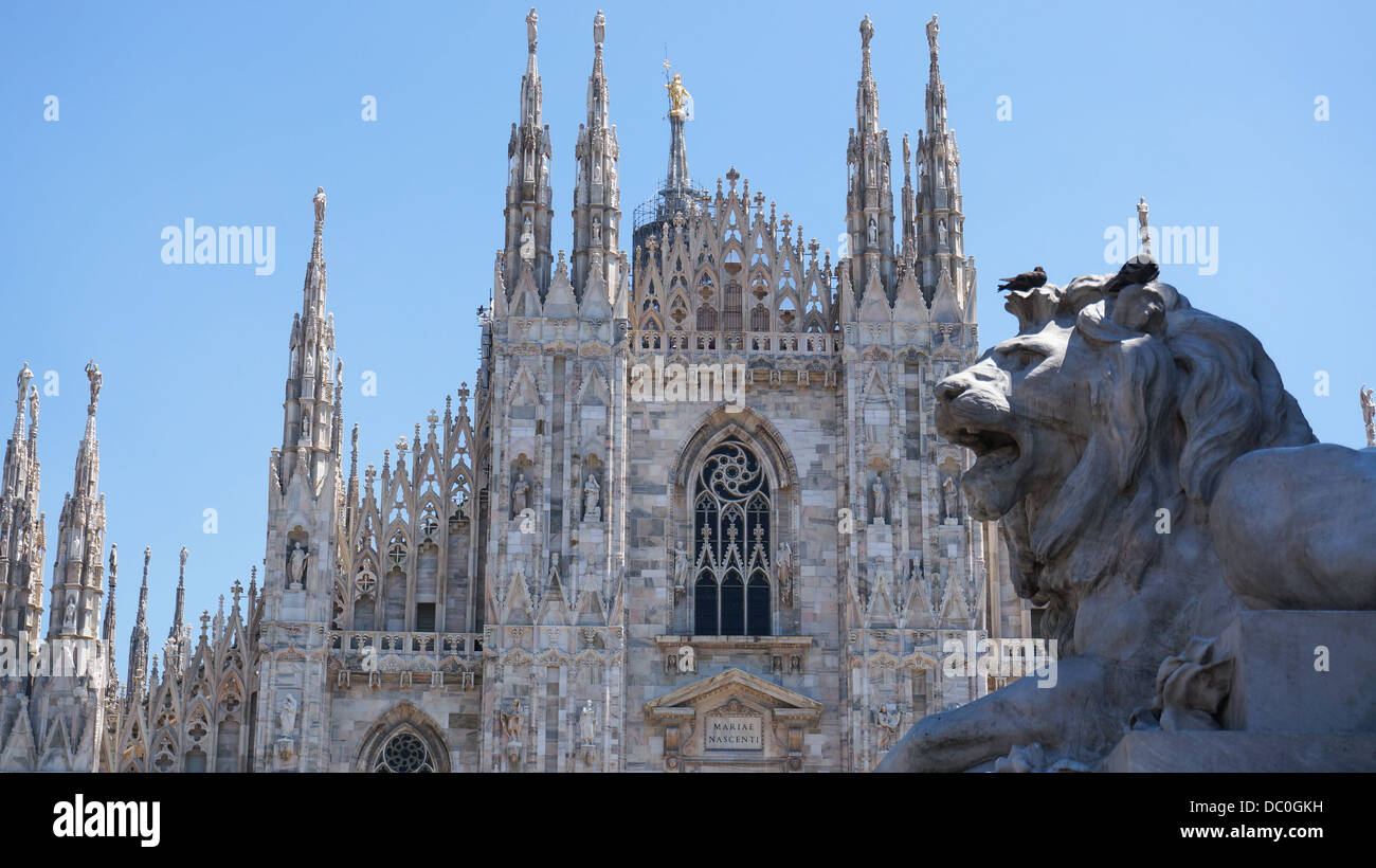 Piazza del duomo milan column hi-res stock photography and images - Alamy