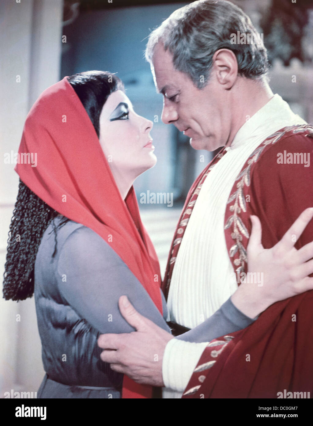 1960s ELIZABETH TAYLOR REX HARRISON AS CLEOPATRA AND JULIUS CAESAR IN ...