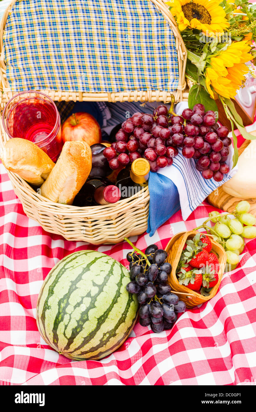 Summer picnic with a basket of food in the park Stock Photo - Alamy
