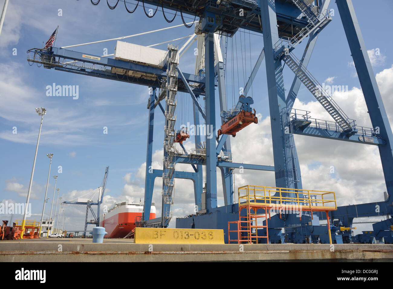 Dock cranes hi-res stock photography and images - Alamy