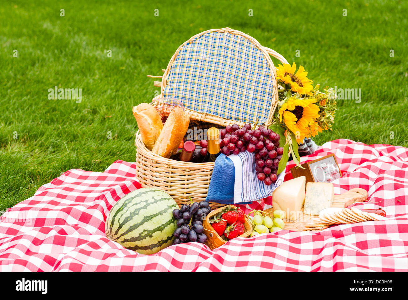 Summer picnic with a basket of food in the park Stock Photo - Alamy