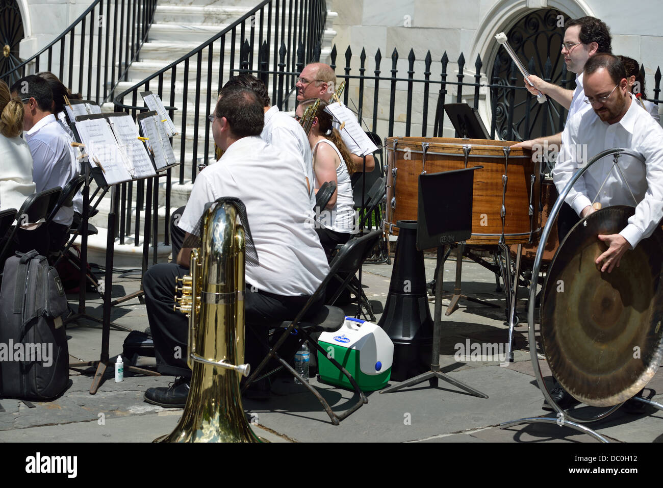 Symphony musicians hi-res stock photography and images - Alamy