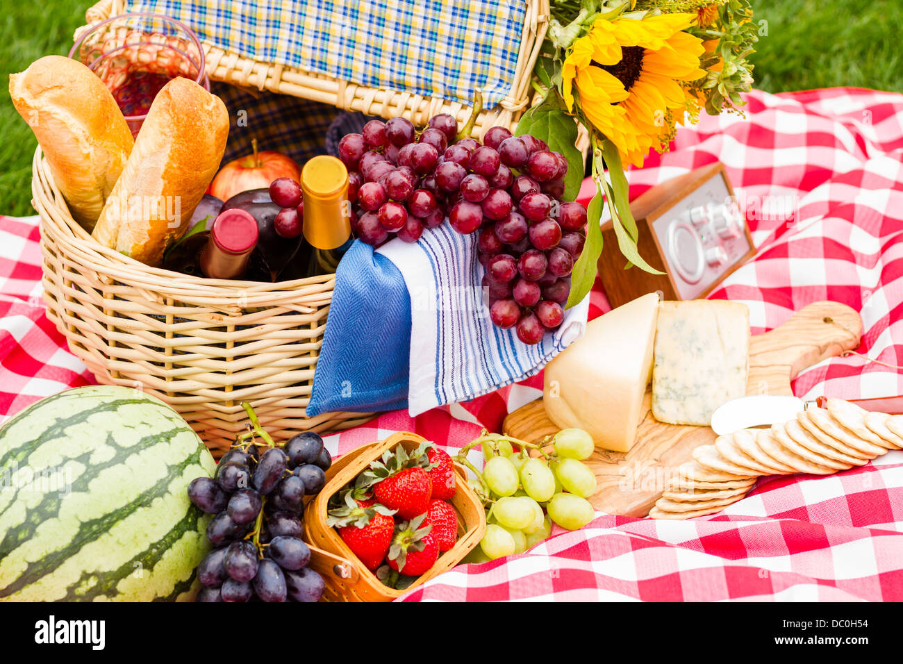 Summer picnic with a basket of food in the park Stock Photo - Alamy