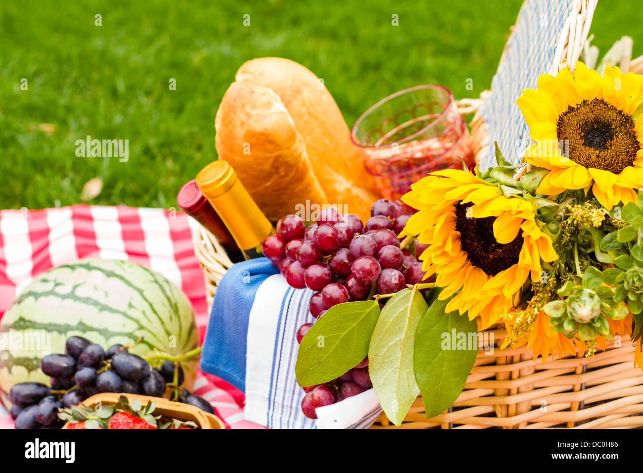 Summer picnic with a basket of food in the park Stock Photo - Alamy