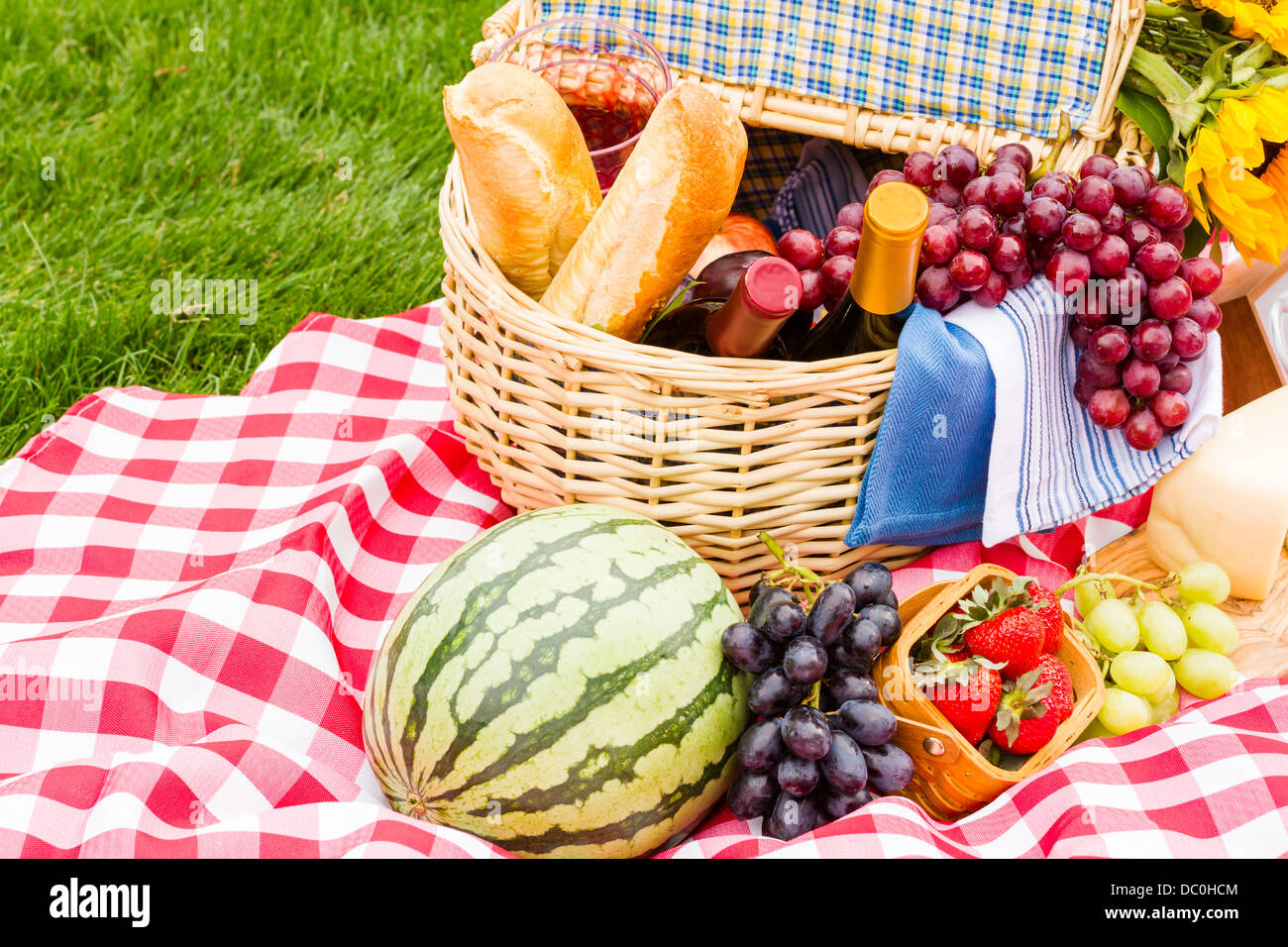 Summer picnic with a basket of food in the park Stock Photo - Alamy