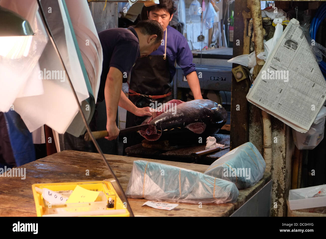 Tokyo fish market tuna hi-res stock photography and images - Alamy