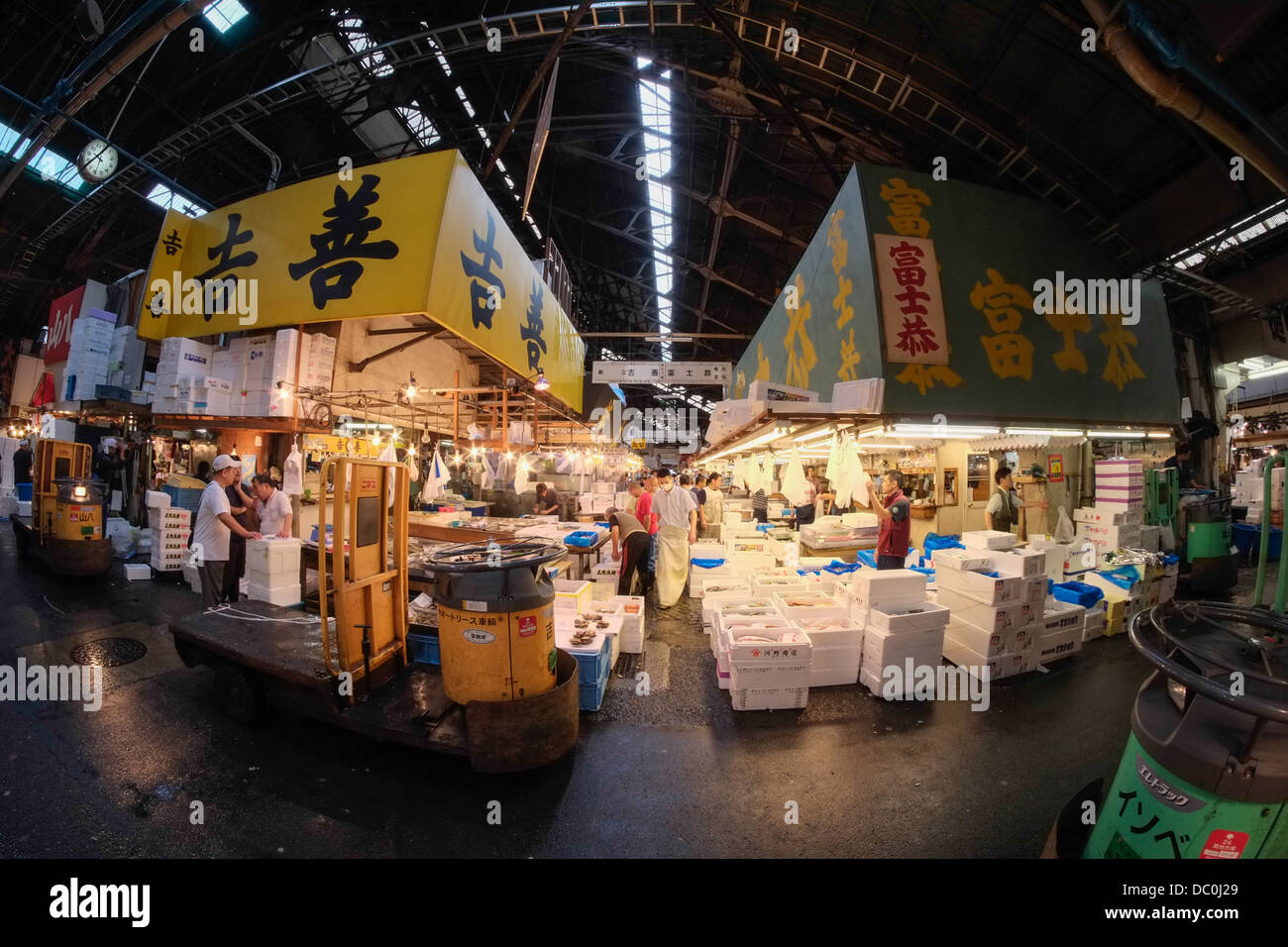 Vendors and stalls at Tsukiji fish market, Tokyo Japan Stock Photo - Alamy