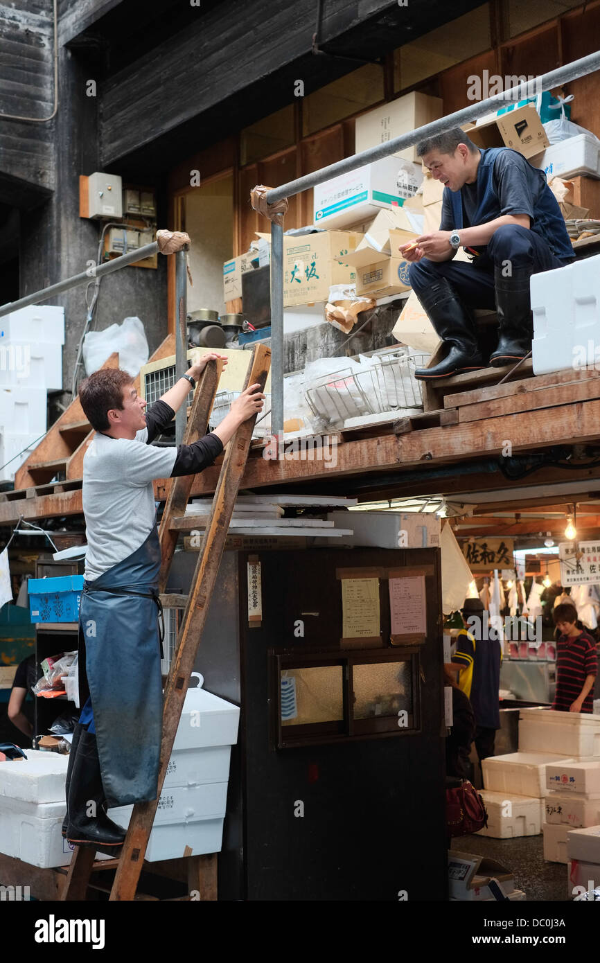 Vendors at Tsukiji fish market, Tokyo Japan Stock Photo - Alamy