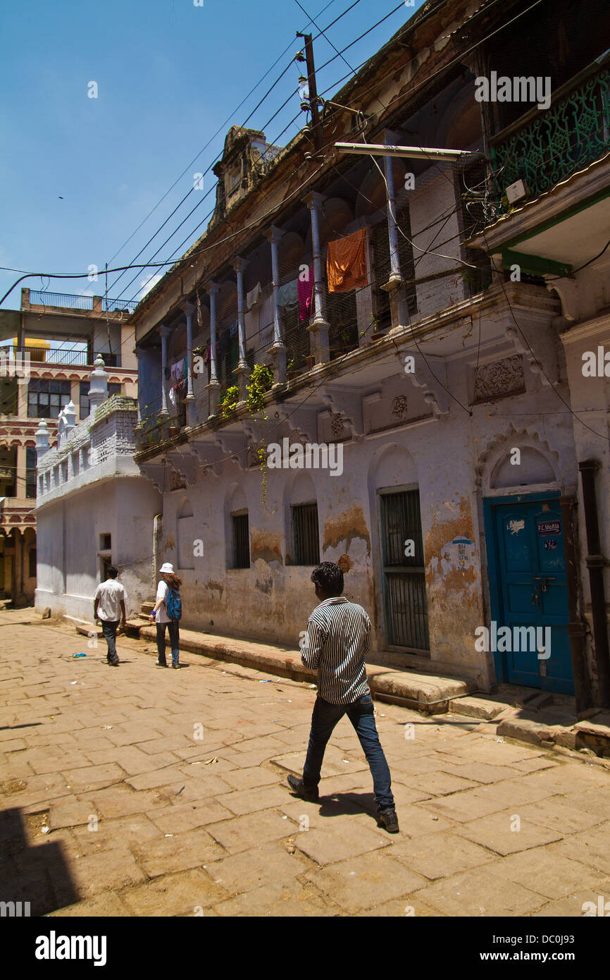 Varanasi back street india portrait hi-res stock photography and images ...